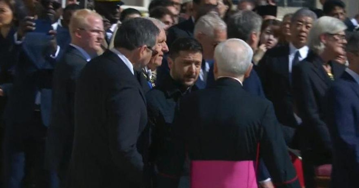Estupefacción por lo que sucede en cuanto llega Zelenski al funeral del ...