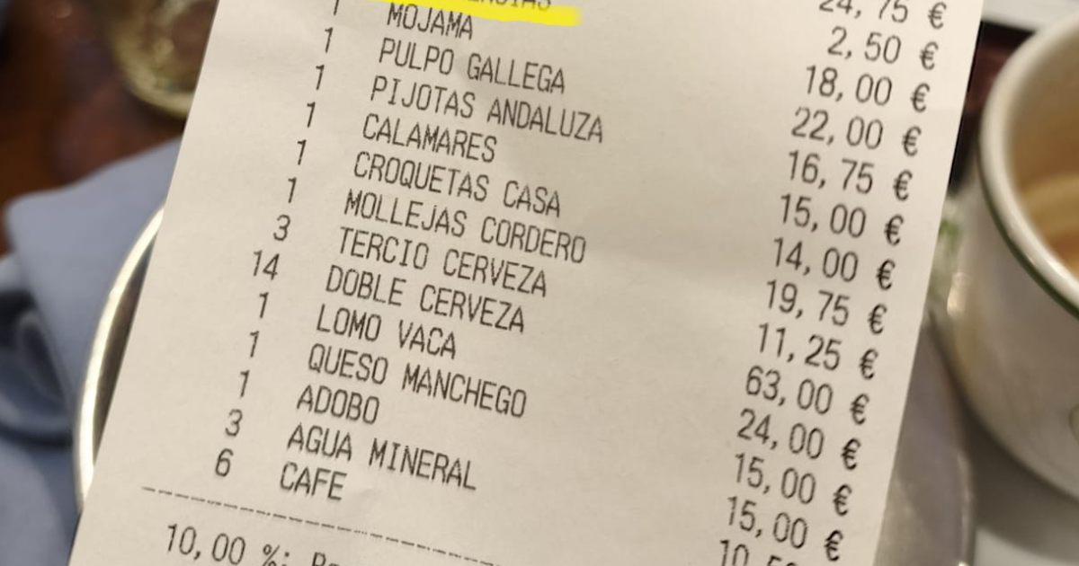 El camarero les trae la cuenta y alucinan con lo que les han incluido ...
